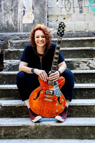 Cantora Karin Martins lança single 'Desejo Meu' com produtor do ES | A ...